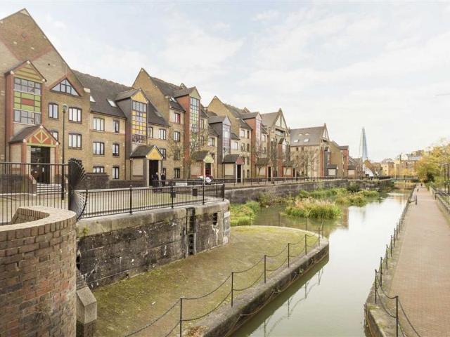 Discovery Walk, London E1W 1 bed flat to rent £1,750 pcm £404 pw