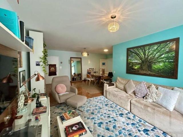 Apartamento amplo com 120 m², 2 dormitórios e vaga de garagem em edifício tradicional