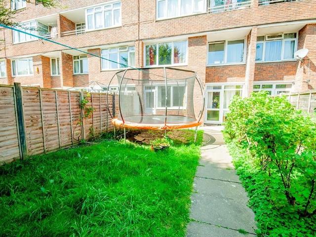 Disraeli Close, Greenwich SE28, 3 bed flat to rent, £2,000 pcm | PrimeLocation