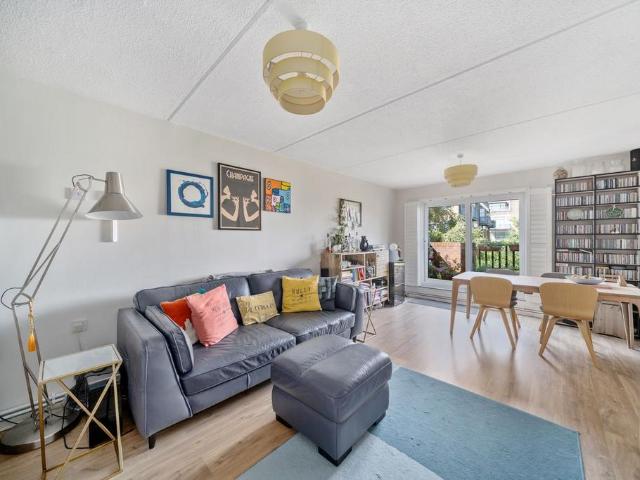 Disraeli Close, London W4 2 bed flat to rent £2,300 pcm £531 pw