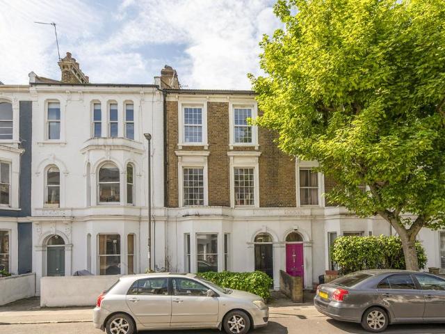 Disraeli Road, Putney, London, SW15 3 bed flat to rent £3,450 pcm £796 pw