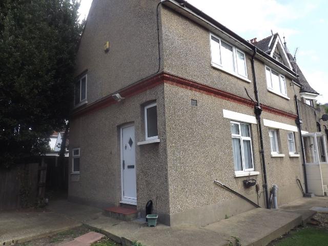 Ditton Court Road, Westcliff On Sea SS0, 2 bed maisonette to rent, £1,200 pcm | PrimeLocation