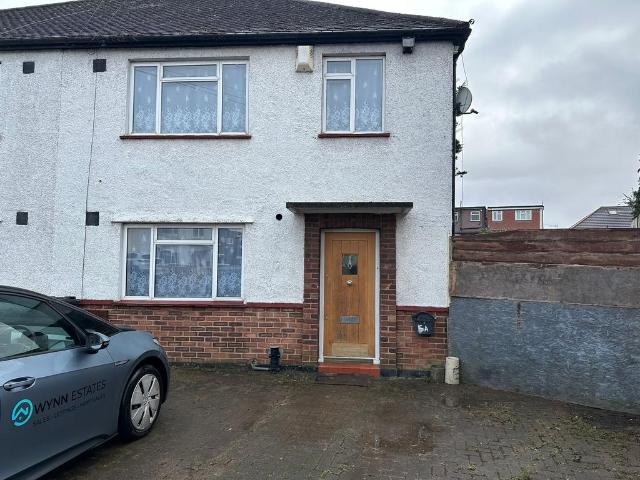Ditton Road, Southall UB2 3 bed semi detached house to rent £3,000 pcm £692 pw