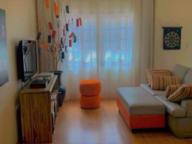 Divido imóvel com 3 moças em quarto individual com sacada