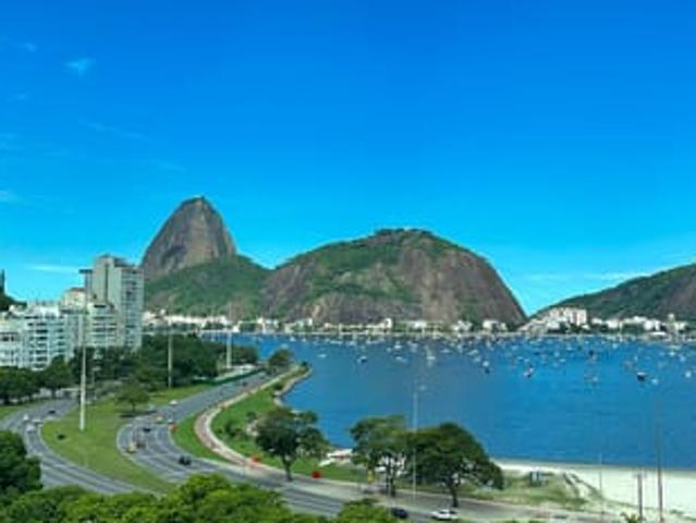 Dividir apartamento grande na Praia de botafogo