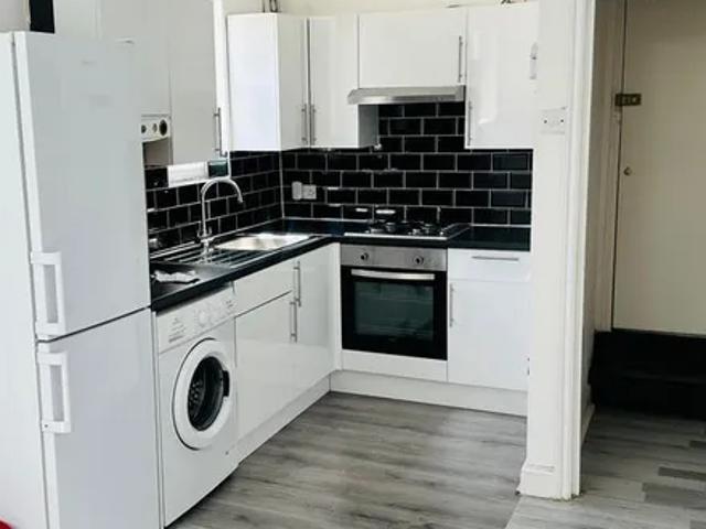 Dixy Chicken, 646 Lea Bridge Road, London, E10 6AP, United Kingdom | 2 bed apartment for rent #167725291 | Rentberry