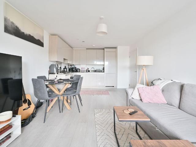 Dome Mews WD25, Watford, 1 bed flat to rent, £1,450 pcm | PrimeLocation