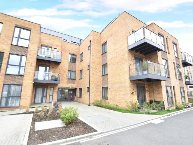 Dominion Court, Hounslow 1 bed apartment to rent £1,700 pcm £392 pw