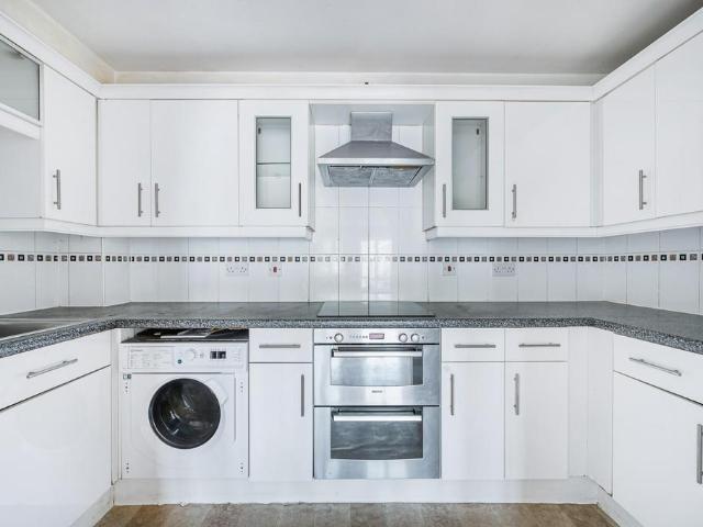 Dominion Close Hounslow 2 bed flat to rent £1,650 pcm £381 pw