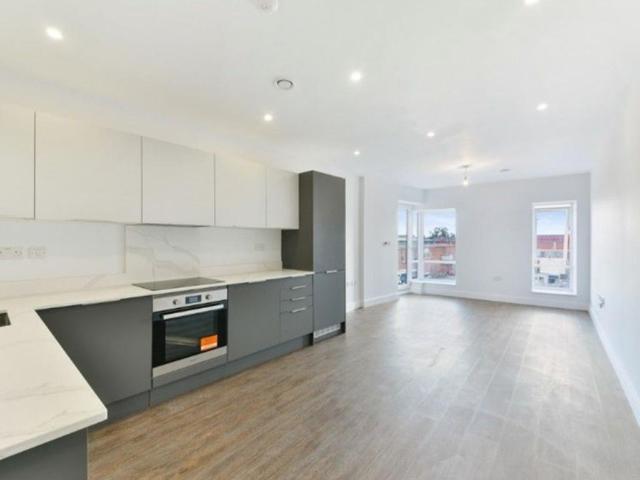 Dominion Road, Southall UB2 2 bed flat to rent £2,250 pcm £519 pw