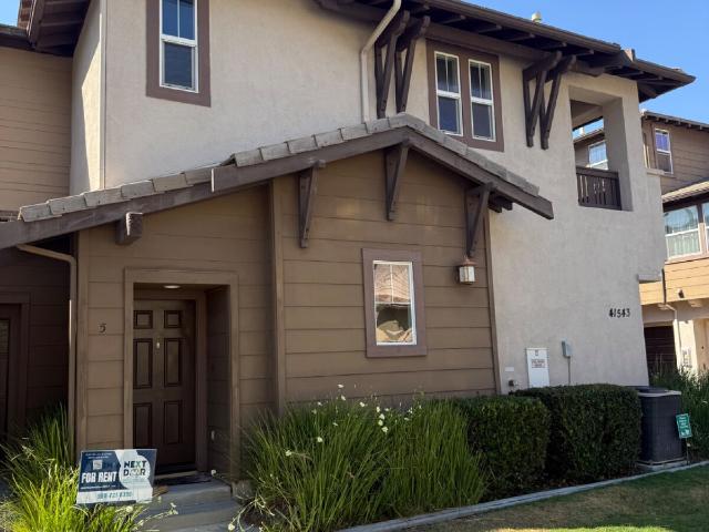 Don't miss out! This beautiful spacious condo offers open floor plan, lot's of natural light, private balcony and much more