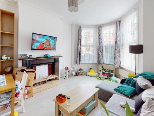 Donwnhill Park 2 bed ground floor flat to rent £1,750 pcm £404 pw