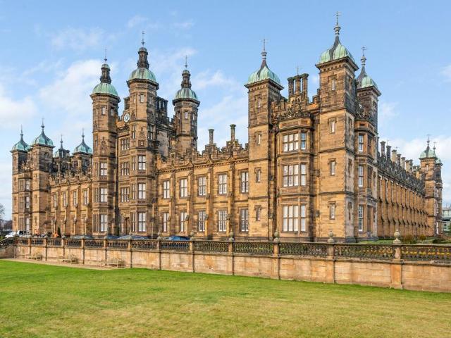 Donaldson Drive, Edinburgh. 3 bed flat to rent £4,250 pcm £981 pw