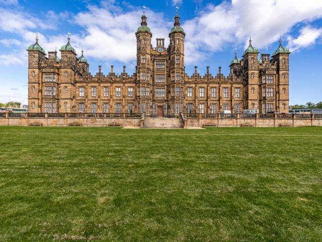 Donaldson Drive, Haymarket. 2 bed flat to rent £2,250 pcm £519 pw