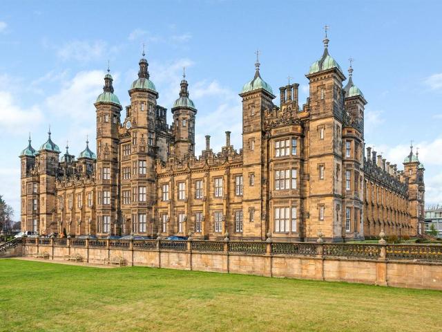 Donaldson Drive, West End, Edinburgh. 3 bed duplex to rent £4,500 pcm £1,038 pw