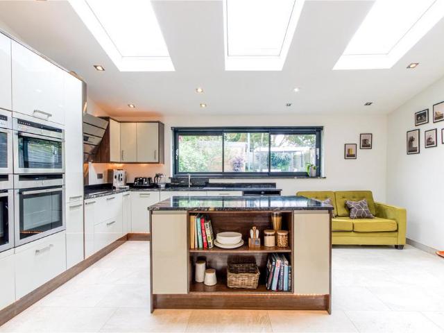 Donegal Road, Knowle, Bristol, BS4 4 bed semi detached house to rent £2,300 pcm £531 pw