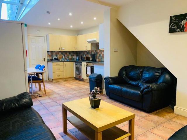 Donegall Road, En Suite Room 4, All Bills Included, Belfast, BT12 5NB