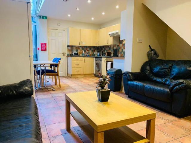 Donegall Road, Room1, & Room 3. All Utility Bills Included, Belfast, BT12 5NB