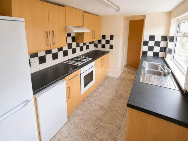 Donnington Gardens, Reading 6 bed terraced house to rent £3,150 pcm £727 pw