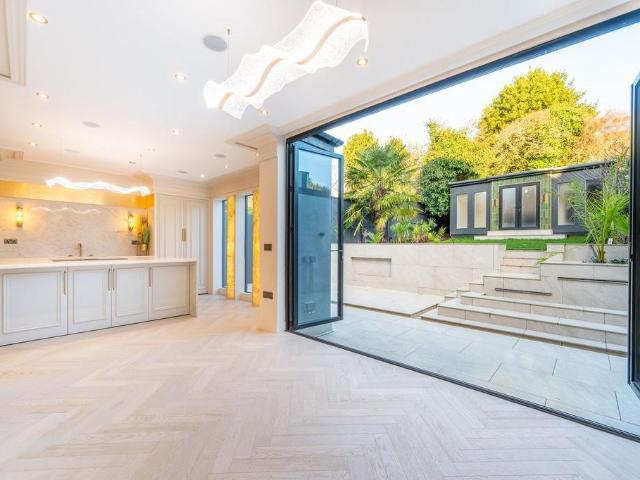 Donnington Road, Kensal Green. 4 bed house to rent £11,999 pcm £2,769 pw