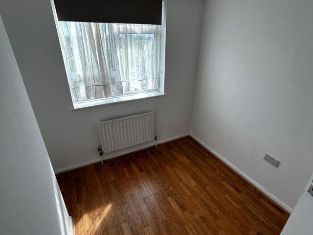 Donnington Road, London NW10 3 bed flat to rent £2,450 pcm £565 pw