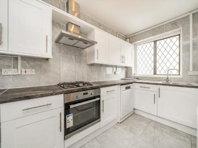 Donnington Road, London NW10 2 bed flat to rent £1,850 pcm £427 pw