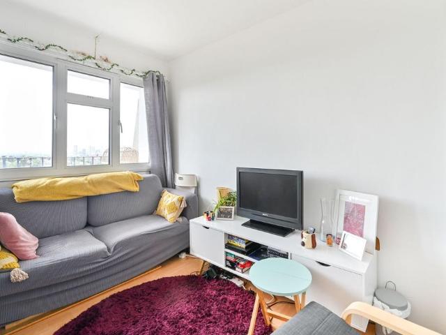 Donnington Road, Willesden Green. 3 bed flat to rent £2,400 pcm £554 pw