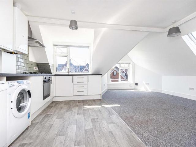 Donoughmore Road, Bournemouth BH1 2 bed flat to rent £1,150 pcm £265 pw
