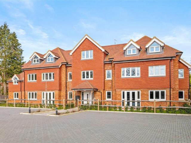 Doods Park Road, Reigate, Surrey, RH2 2 bed apartment to rent £2,150 pcm £496 pw