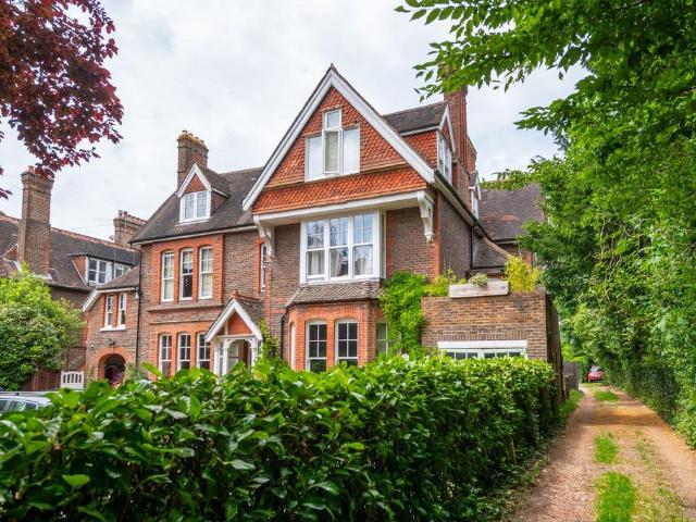 Doods Road, Reigate, RH2 3 bed apartment to rent £2,200 pcm £508 pw