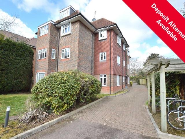 Doods Road, Surrey RH2 2 bed apartment to rent £1,750 pcm £404 pw
