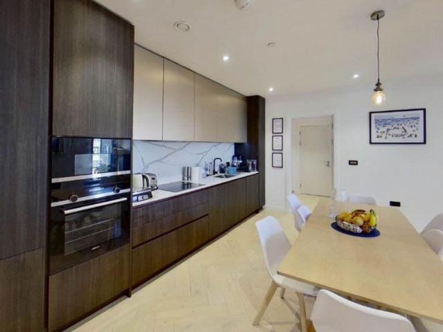 Dock Street, Tower Hill, LONDON, E1 2 bed flat to rent £3,575 pcm £825 pw