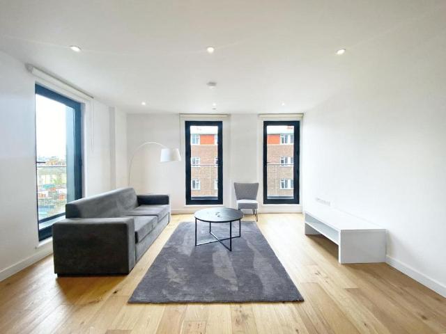 Dock Street, London, Luxe Tower, E1 2 bed apartment to rent £3,000 pcm £692 pw