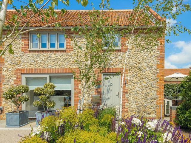 Docking 2 bed cottage to rent £1,275 pcm £294 pw