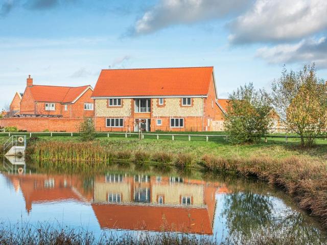 Docking 4 bed detached house to rent £2,750 pcm £635 pw