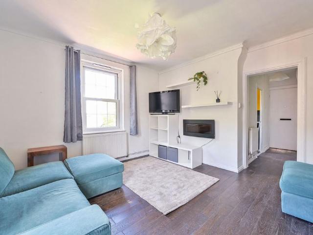 Doddington Grove, London, SE17. 2 bed flat to rent £2,290 pcm £528 pw