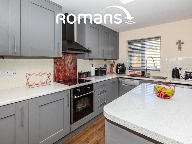 Doddsfield Road, Slough, SL2 4 bed terraced house to rent £2,150 pcm £496 pw