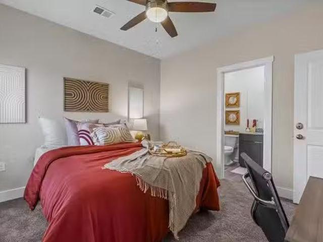 Dogwood Room in 4 Bedroom 4 Bathroom
