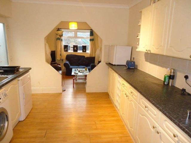 Dogfield Street, Cardiff CF24 4 bed terraced house to rent £2,340 pcm £540 pw