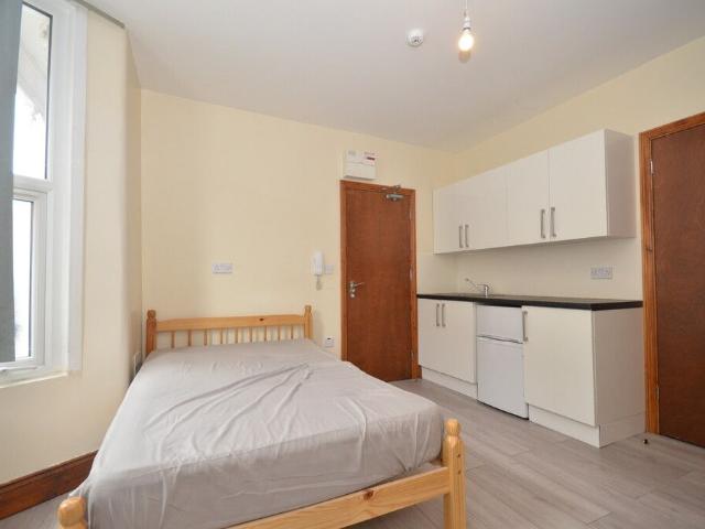 Doggett Road, London SE6, Room to rent, £1,000 pcm | PrimeLocation