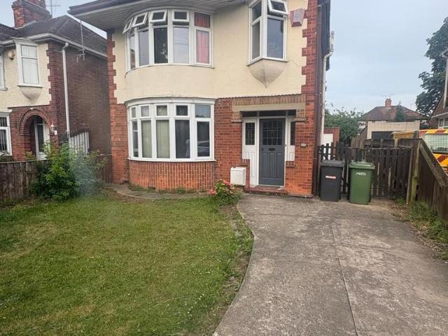 Dogsthorpe Road, Peterborough 3 bed semi detached house to rent £1,275 pcm £294 pw