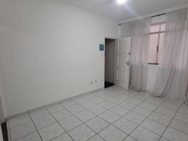 Dois dormitórios reformado, uma quadra praia. Perto de tudo