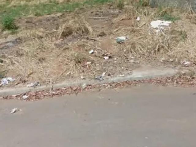 Dois lotes juntos asfalto e agua tem 815,04 metros quadrados