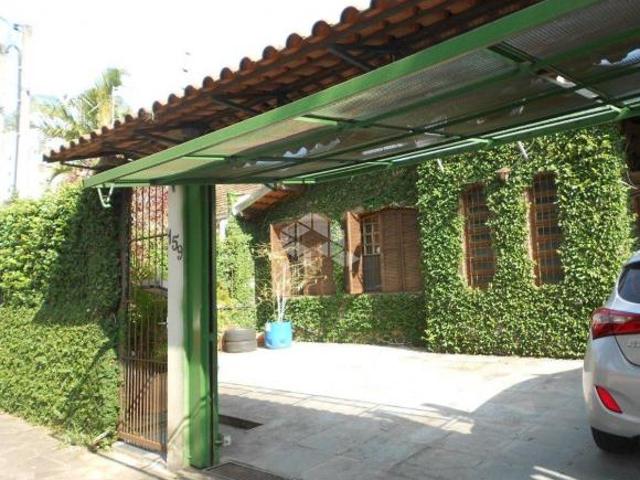 Dois sobrados e edícula com pátio, uso comercial ou residencial na Tristeza