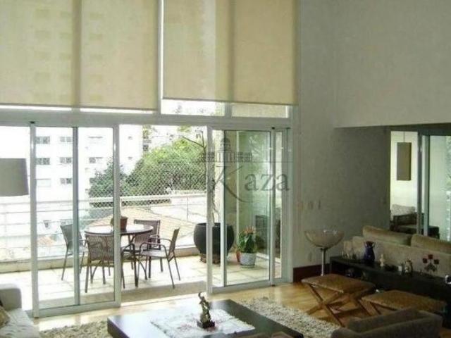 Dois terraços, sendo um com churrasqueira. Living com pé direito duplo, sala de jantar com terraço
