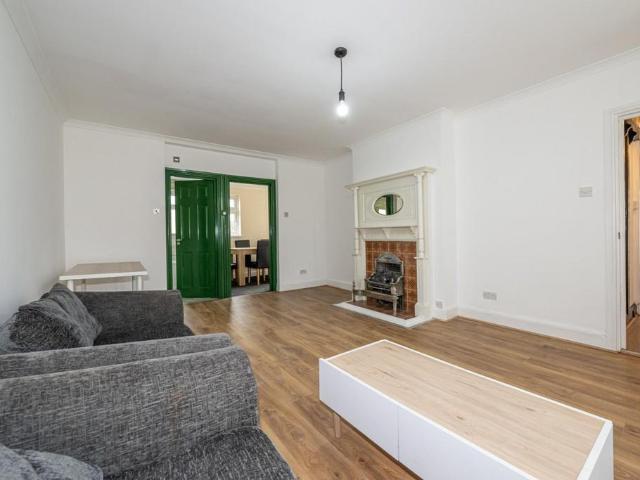 Dollis Hill Lane, London 5 bed detached house to rent £4,200 pcm £969 pw