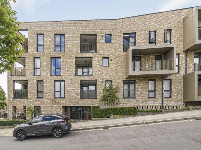 Dollis Valley Drive, Barnet EN5 2 bed flat to rent £2,100 pcm £485 pw