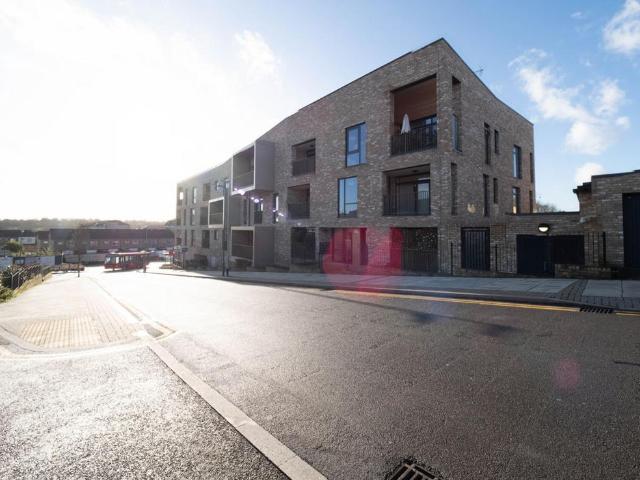 Dollis Valley Drive, Barnet EN5 2 bed flat to rent £2,150 pcm £496 pw