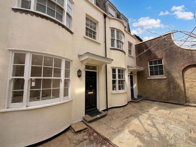 Dolphin Mews, Brighton, BN2 3 bed terraced house to rent £2,350 pcm £542 pw