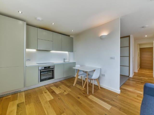 Dolphin House, Windmill Road. Studio to rent £1,180 pcm £272 pw
